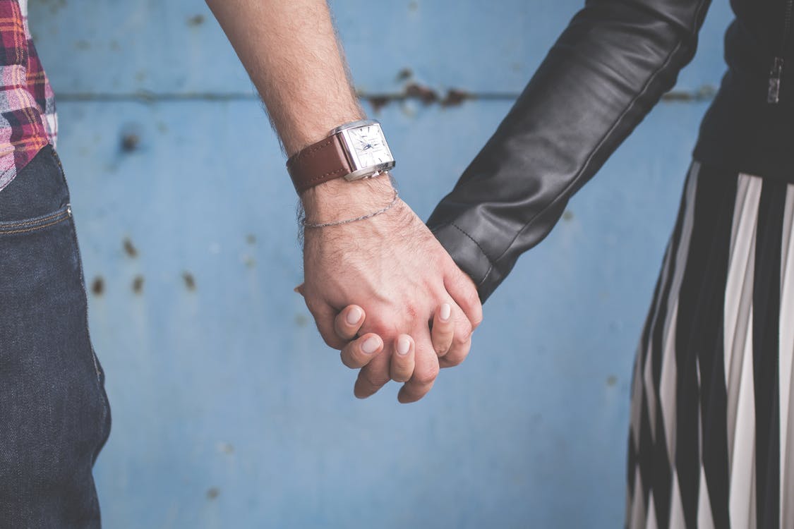 Ce que votre manière de vous tenir la main révèle sur votre couple ...