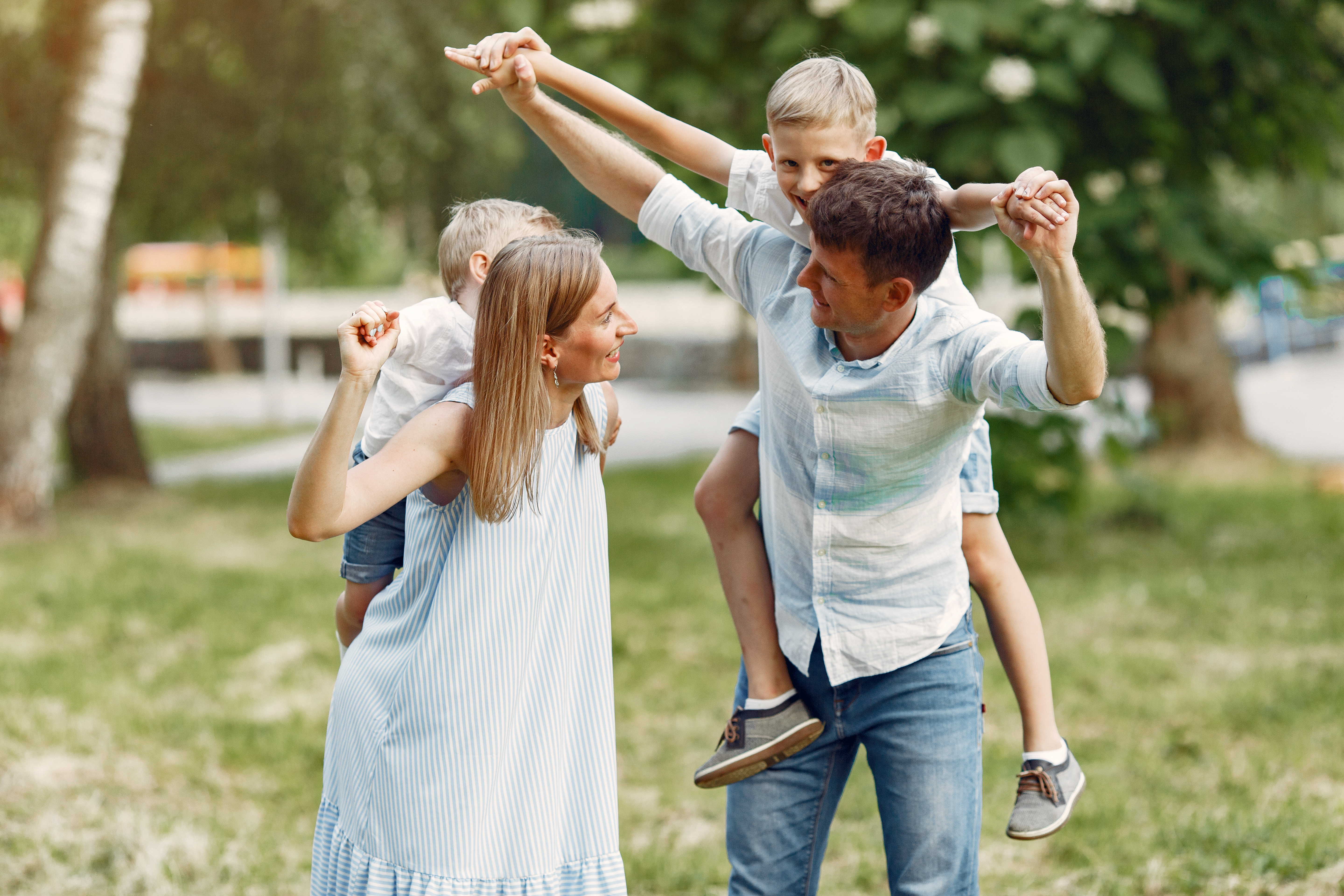 Cute family playing in a summer field - Parler d'Amour